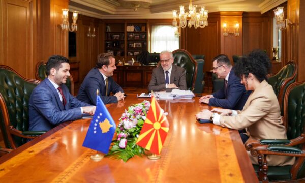 Ambasadori i Kosovës i shkon Talat Xhaferit në zyrë për ta uruar ... Ambasadori i Kosovës i shkon Talat Xhaferit në zyrë për ta uruar ...