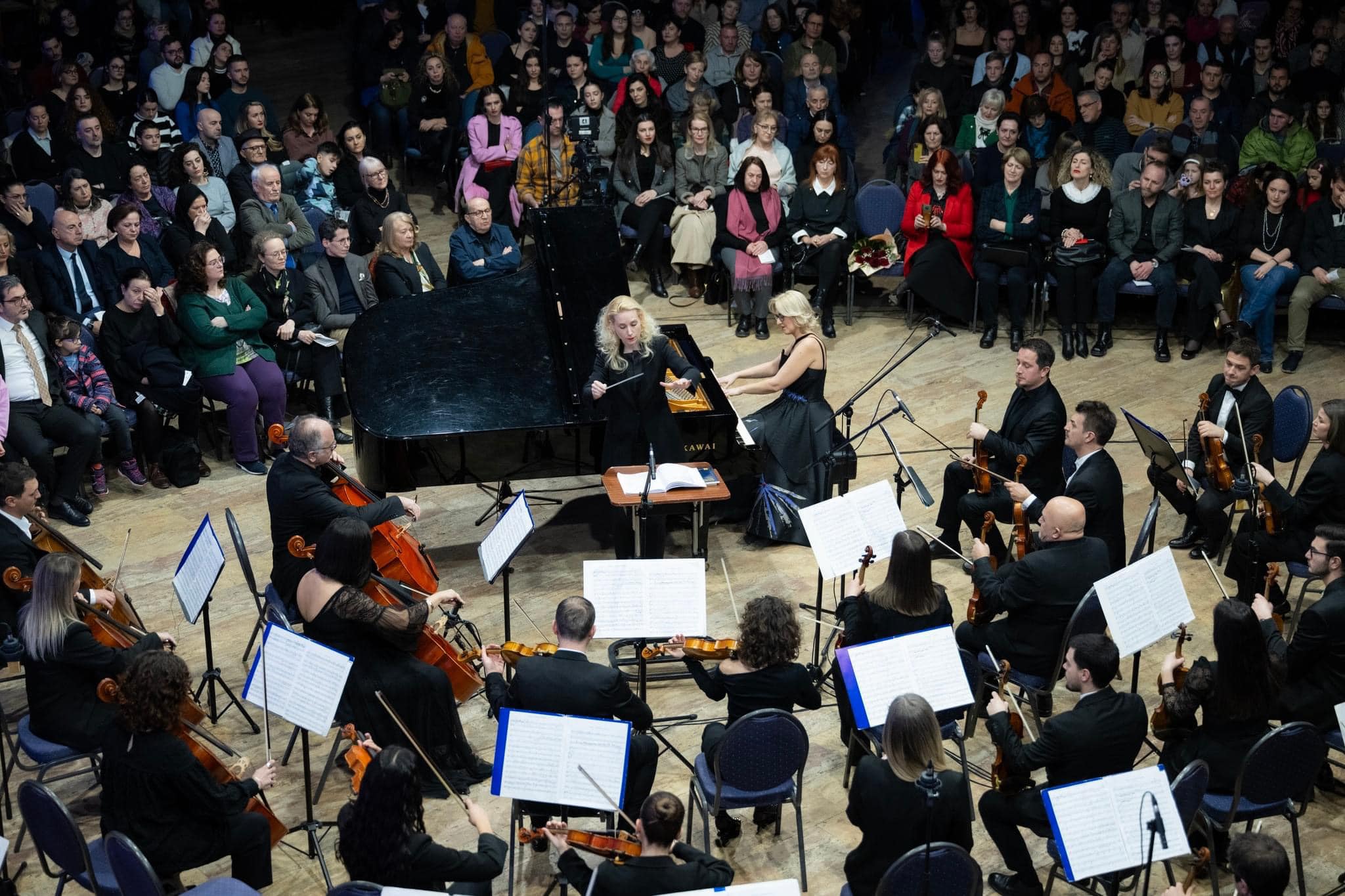 Nën drejtimin e dirigjentes zvicerane, Orkestra e Filharmonisë nisi ...
