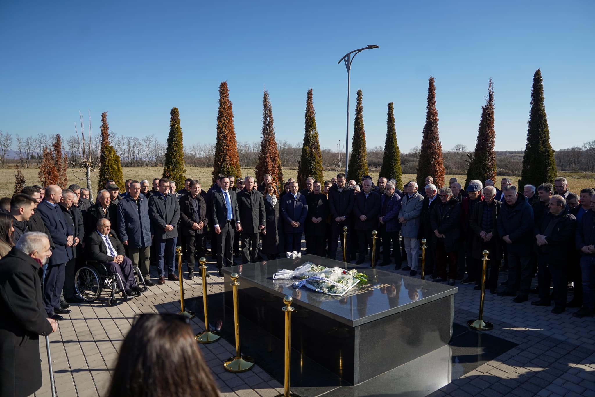 Abdxhiku bënë homazhe tek varri i Fadil Feratit - Gazeta Express