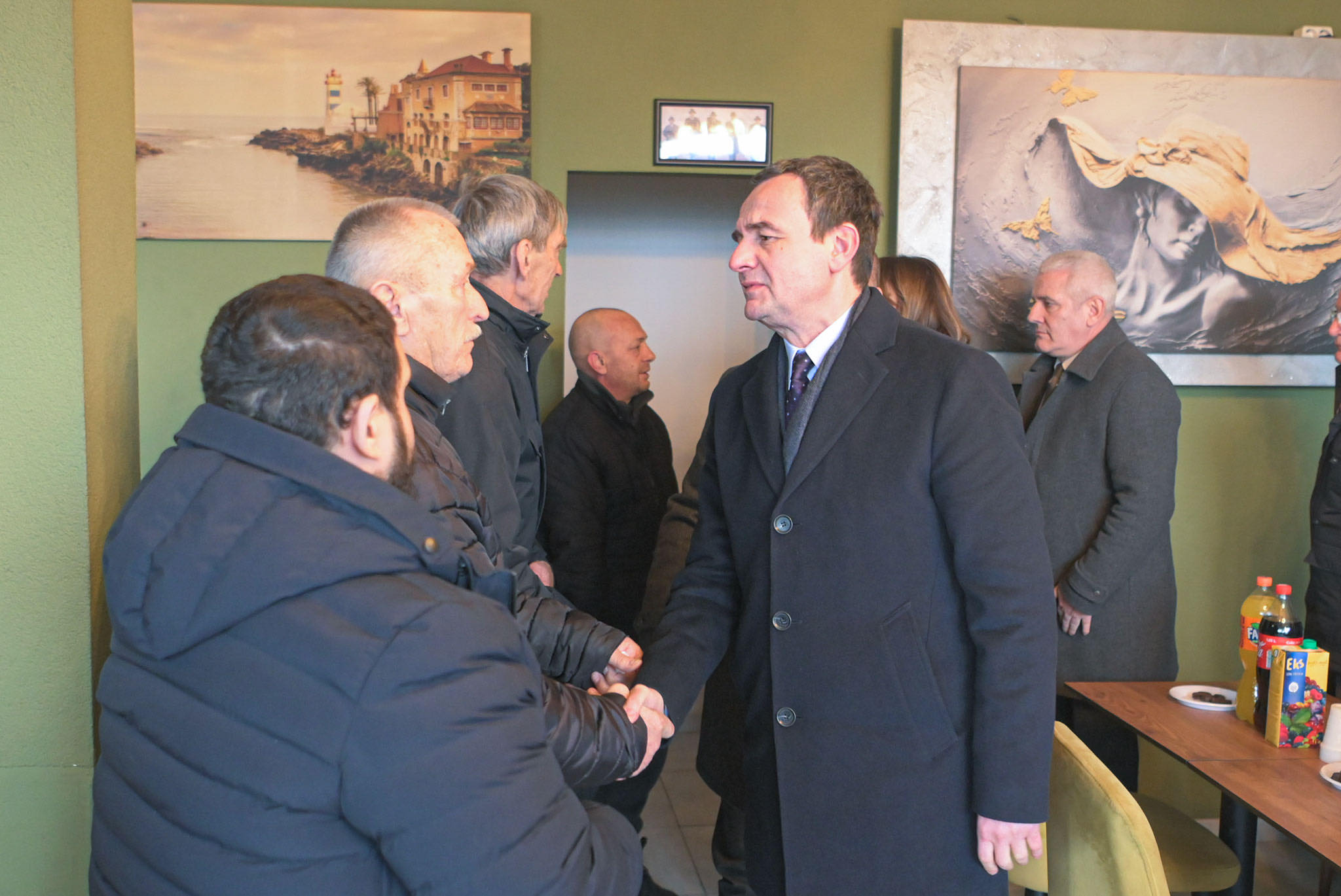 Kurti shkoi për ngushëllime te familja e Lulzim Fejzullahut: Rasti i ...