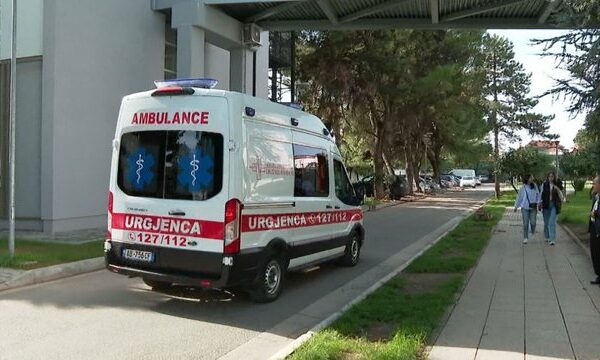 36-vjeçari hidhet nga pallati në Elbasan - Gazeta Express 36-vjeçari hidhet nga pallati në Elbasan - Gazeta Express