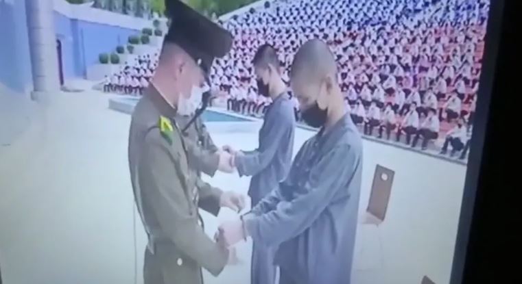 Pamje të rralla: Koreja e Veriut dënon publikisht dy adoleshentë me 12 ...