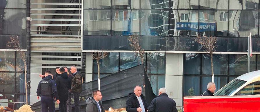 Nënkryetari Zogaj dhe drejtori Dushi arrijnë në vendin e ngjarjes, aty ...