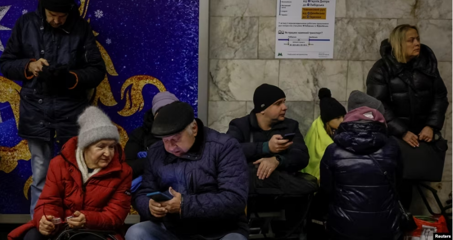 Bien sirenat në gjithë Ukrainën, pasi Rusia e sulmon me breshëri ... Bien sirenat në gjithë Ukrainën, pasi Rusia e sulmon me breshëri ...