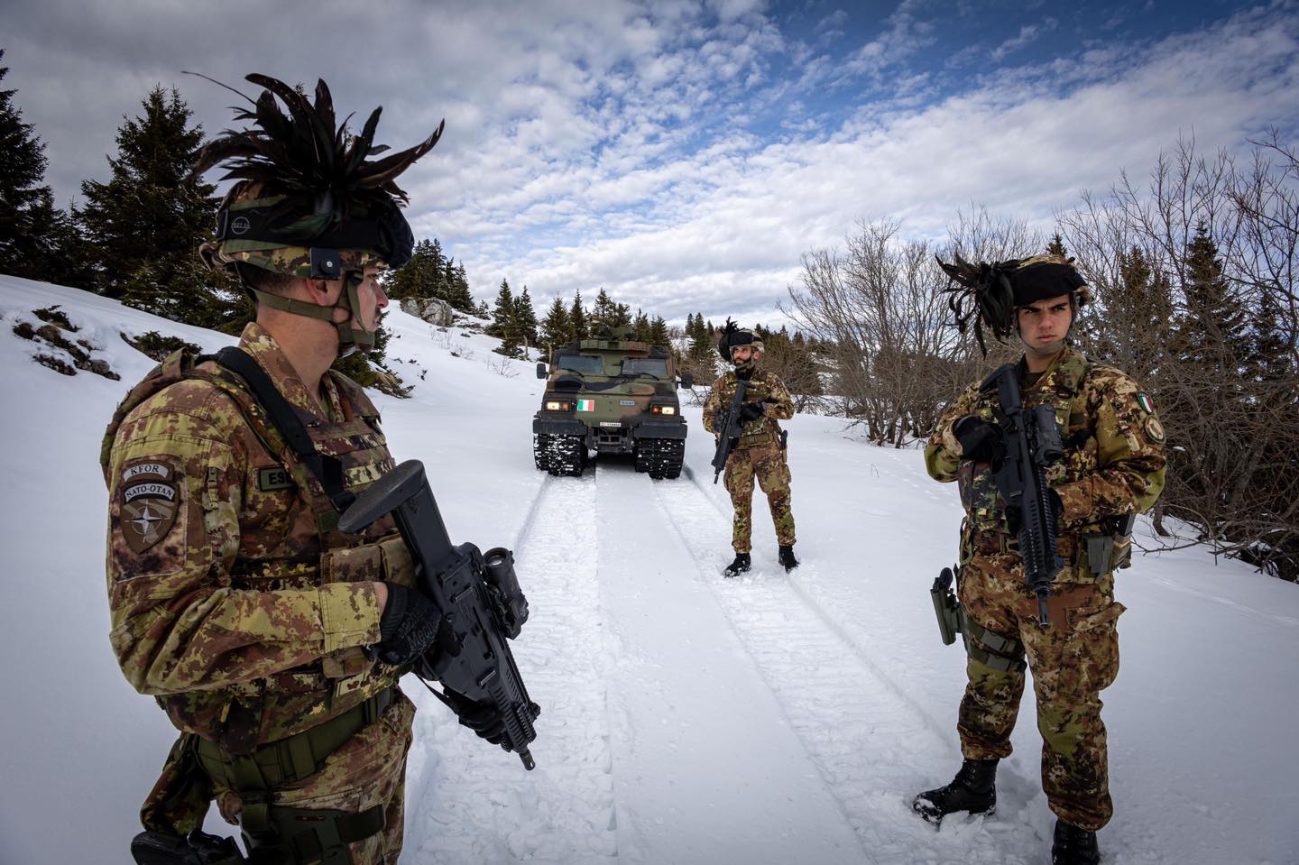 KFOR'i publikon fotografi të ushtarëve italianë duke patrolluar ...