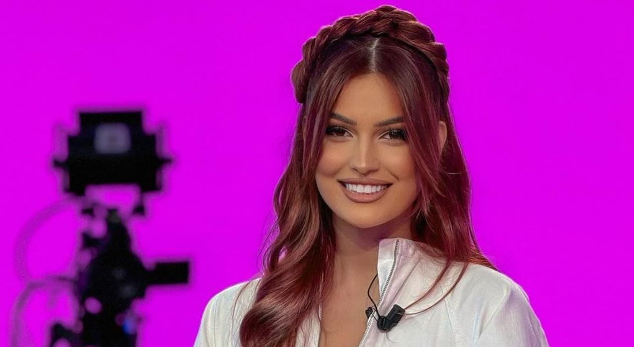 “Më dhemb barku”, Vesa sqaron më në fund përgjigjen që u bë virale në ... “Më dhemb barku”, Vesa sqaron më në fund përgjigjen që u bë virale në ...
