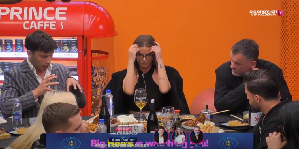 Përplasje e ashpër mes Bucit e Blerandos në darkën e të nominuarve ... Përplasje e ashpër mes Bucit e Blerandos në darkën e të nominuarve ...