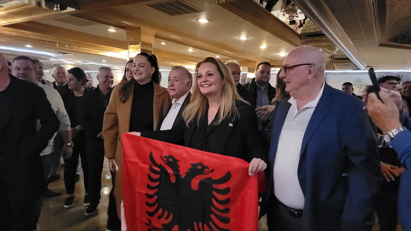 Violeta Berisha në krye të bashkisë në SHBA, uron Begaj: Moment ...