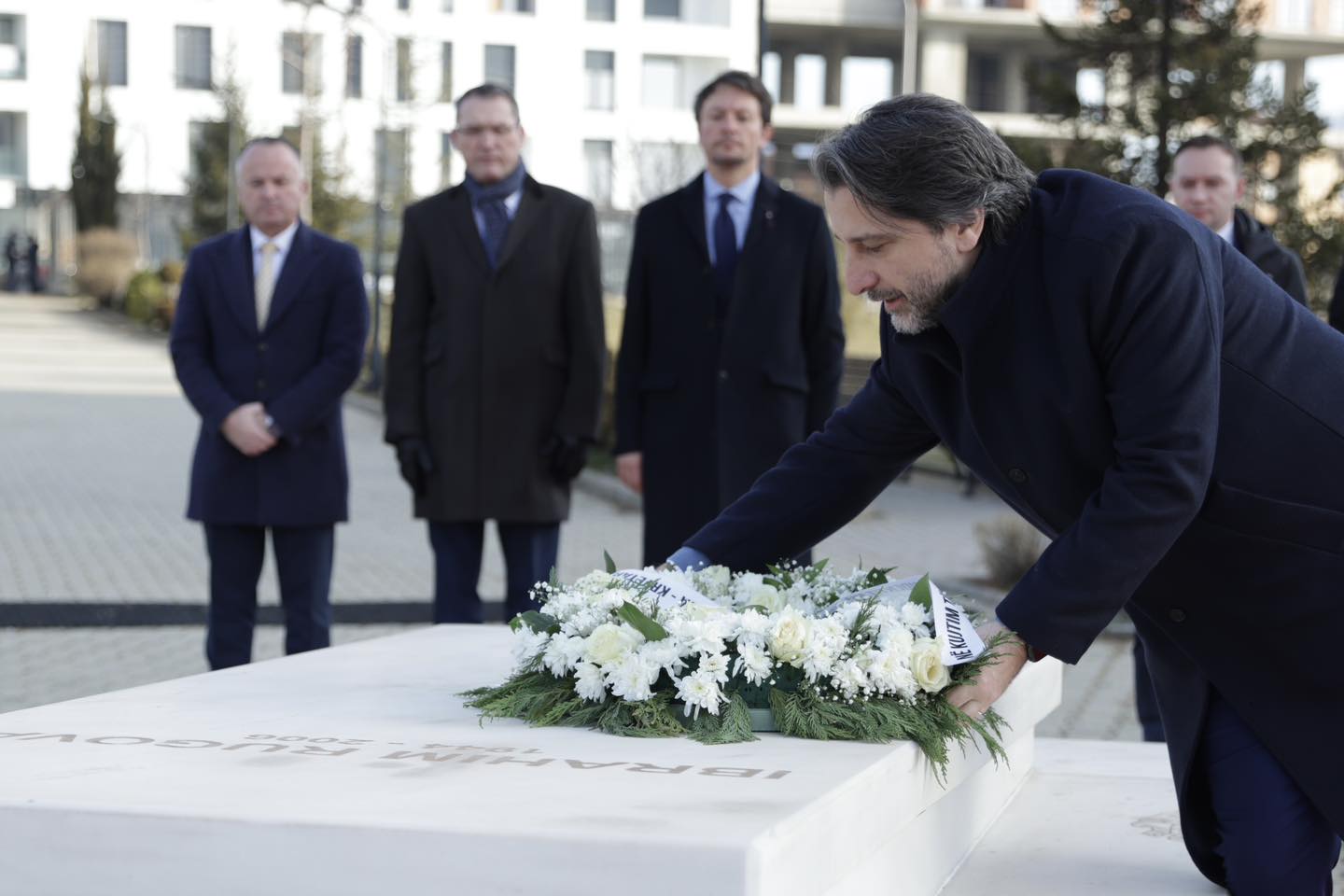 Rama bën homazhe te varri i Rugovës: E nisëm aty ku historia e këtij ...