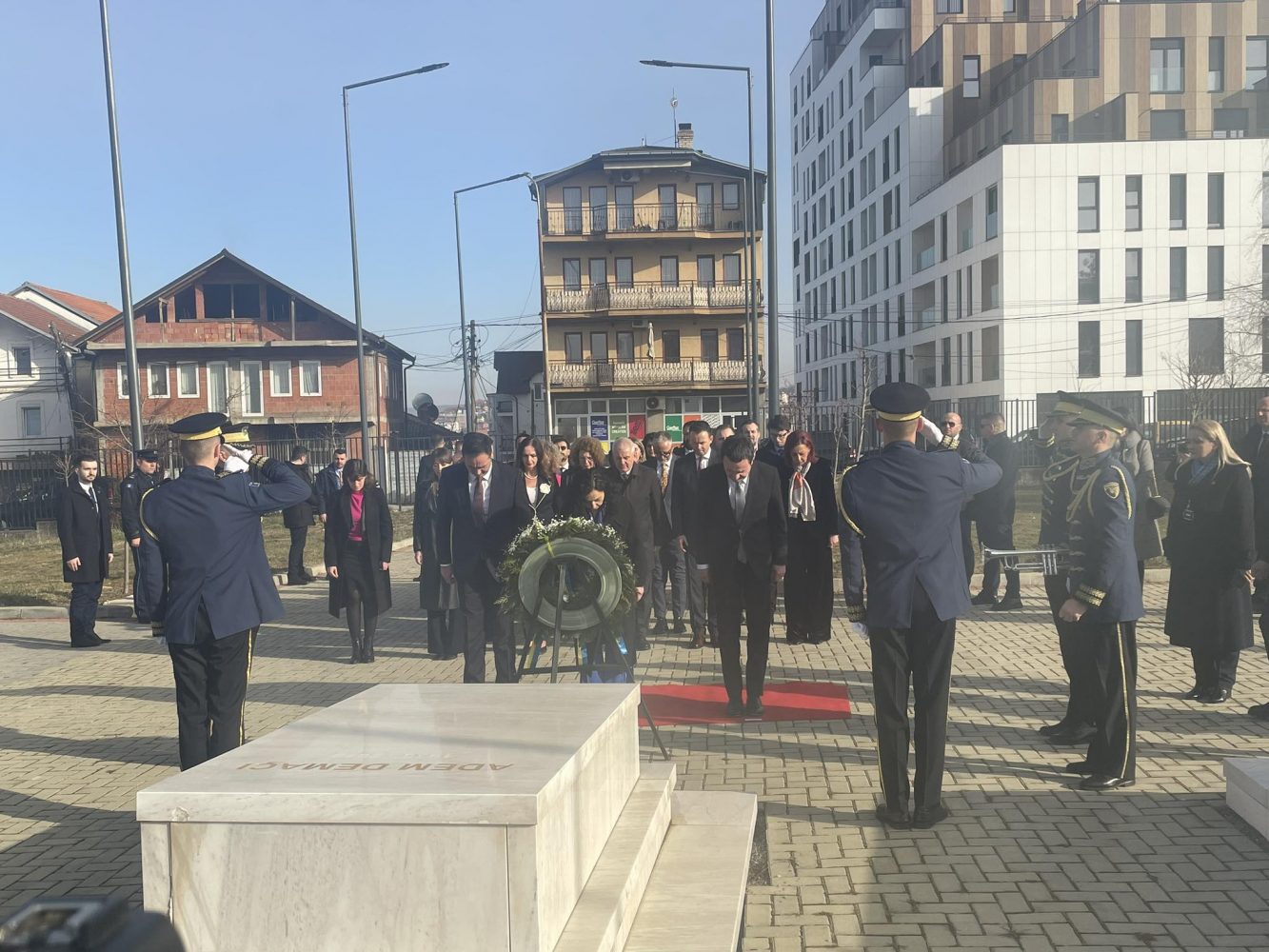 Osmani, Kurti e Konjufca bëjnë homazhe te varri i Rugovës dhe Demaçit ...