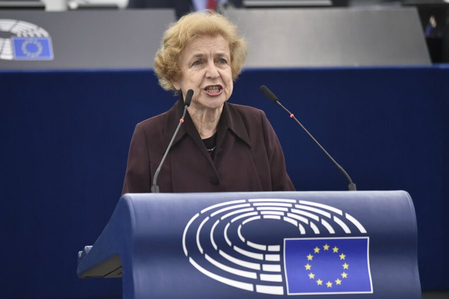 Dalin dyshime se një eurodeputete letoneze po i shërbente Moskës si ...