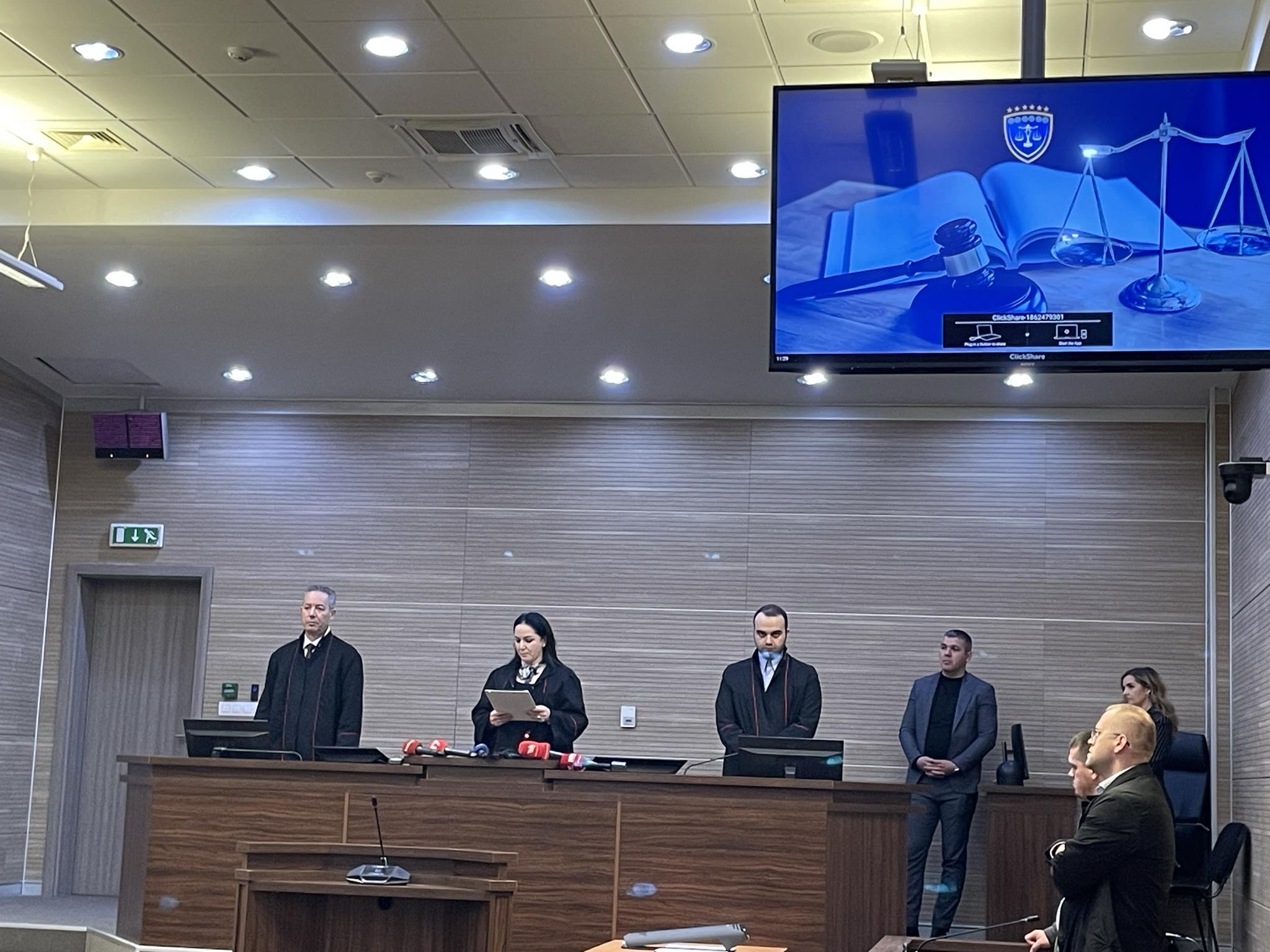 4 vite burg dhe 300 euro gjobë pasi dogji me benzinë garazhin e ...