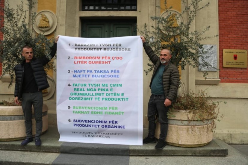 Sindikata e Fermerëve, protestë para Ministrisë së Bujqësisë - Gazeta ... Sindikata e Fermerëve, protestë para Ministrisë së Bujqësisë - Gazeta ...