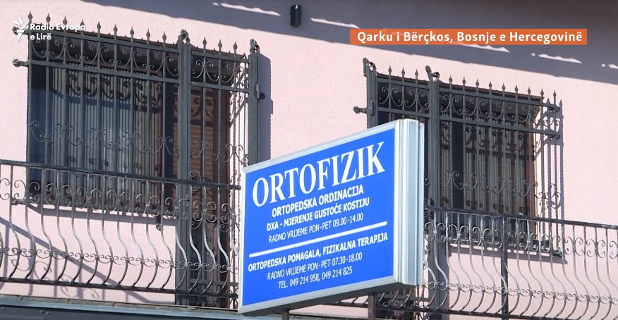 Mjeku që fshehu eshtrat e viktimave të Srebrenicës në oborr, vazhdon të ... Mjeku që fshehu eshtrat e viktimave të Srebrenicës në oborr, vazhdon të ...