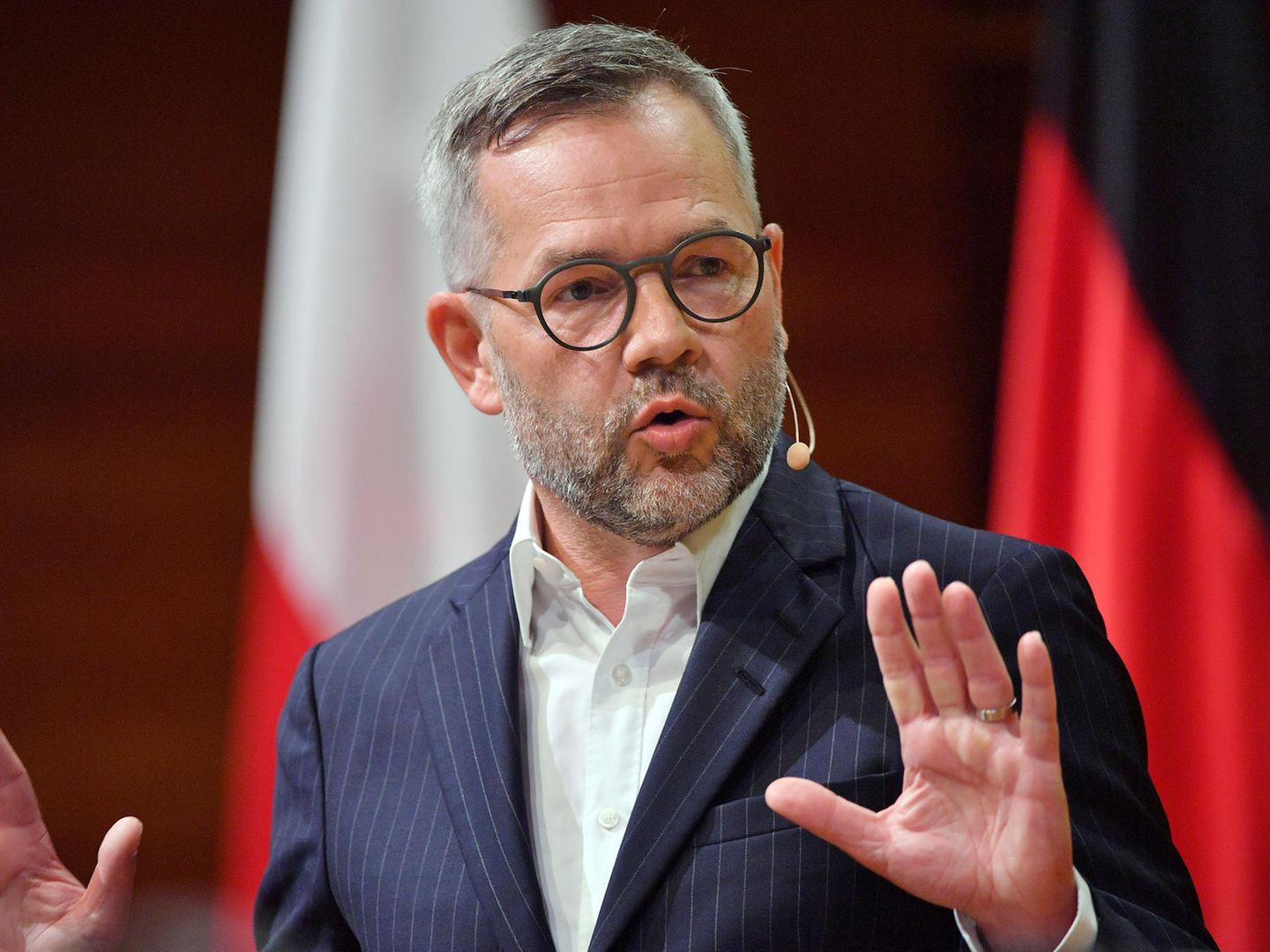 Roth i reagon Hovenierit: Tjetër shembull për deklaratat e pabalancuara të SHBA-së ose BE-së për ...