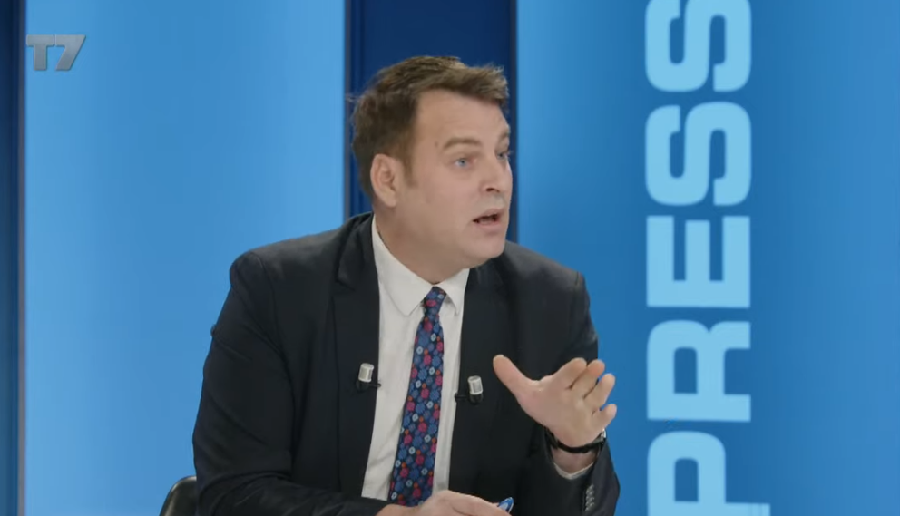 Armend Muja thotë se në Qeveri s'ka më ryshfet, në studio i përmenden ...