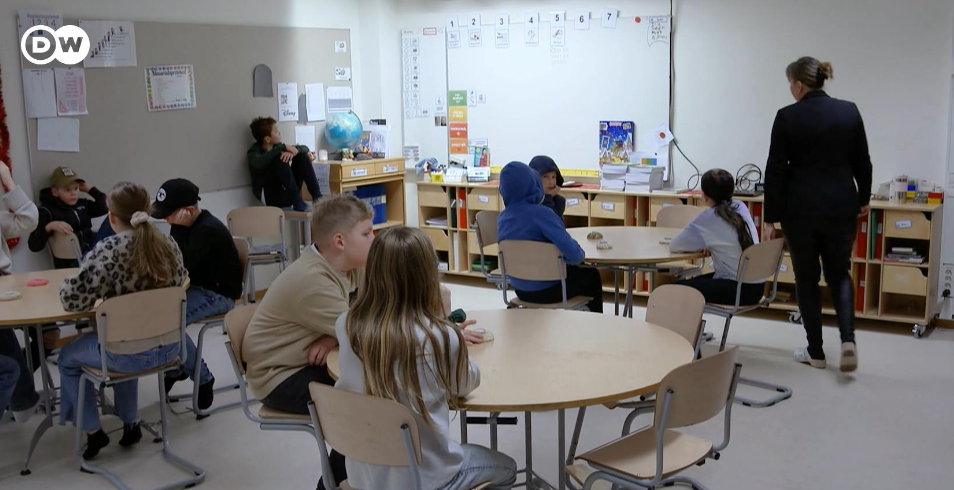 Arsimi në Suedi: Laptop apo fletore e libra - Sa digjital duhet të jetë ...