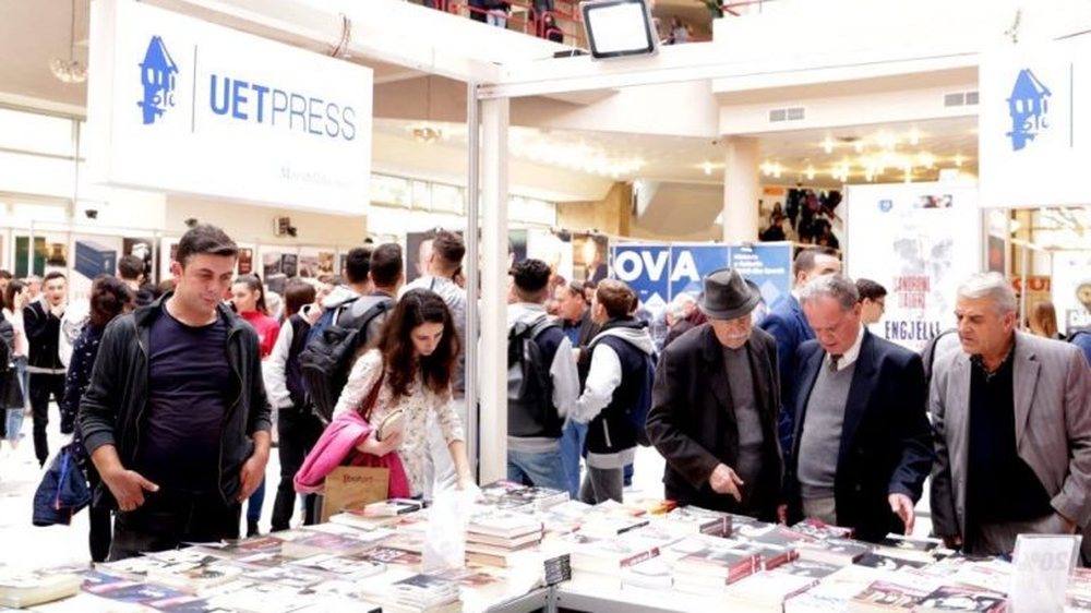 Sa libra blenë shqiptarët gjatë vitit të fundit dhe cilët janët autorët ...