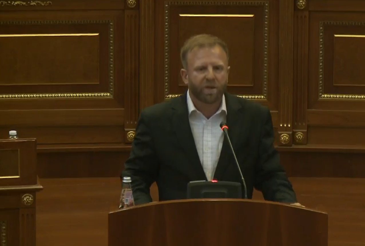 Haki Abazi tallet në ditën e Mësuesit: Ora mësimit në Kuvend po fillon ...