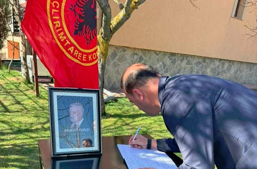 Daut Haradinaj shkon për kryeshnosh te familja e “Raketës”, takon ...