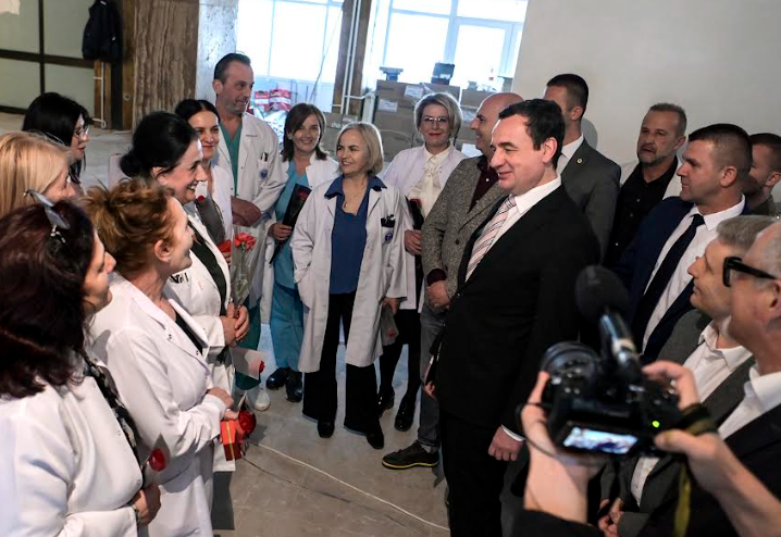 Kurti viziton Klinkën e Gjinekologjisë, thotë se s'do të ketë më dhoma ...