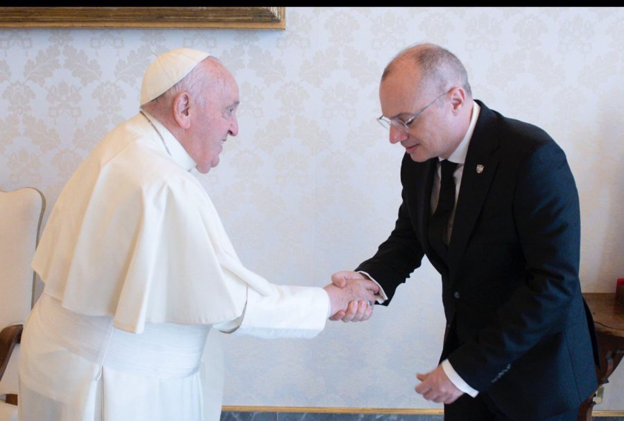 Hasani pritet në takim nga Papa Françesku: Vlerësim për shembullin që ... Hasani pritet në takim nga Papa Françesku: Vlerësim për shembullin që ...