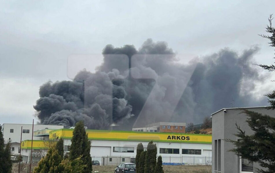 Zjarr në një fabrikë në Parkun e Biznesit në Drenas, pamje - Gazeta Express Zjarr në një fabrikë në Parkun e Biznesit në Drenas, pamje - Gazeta Express