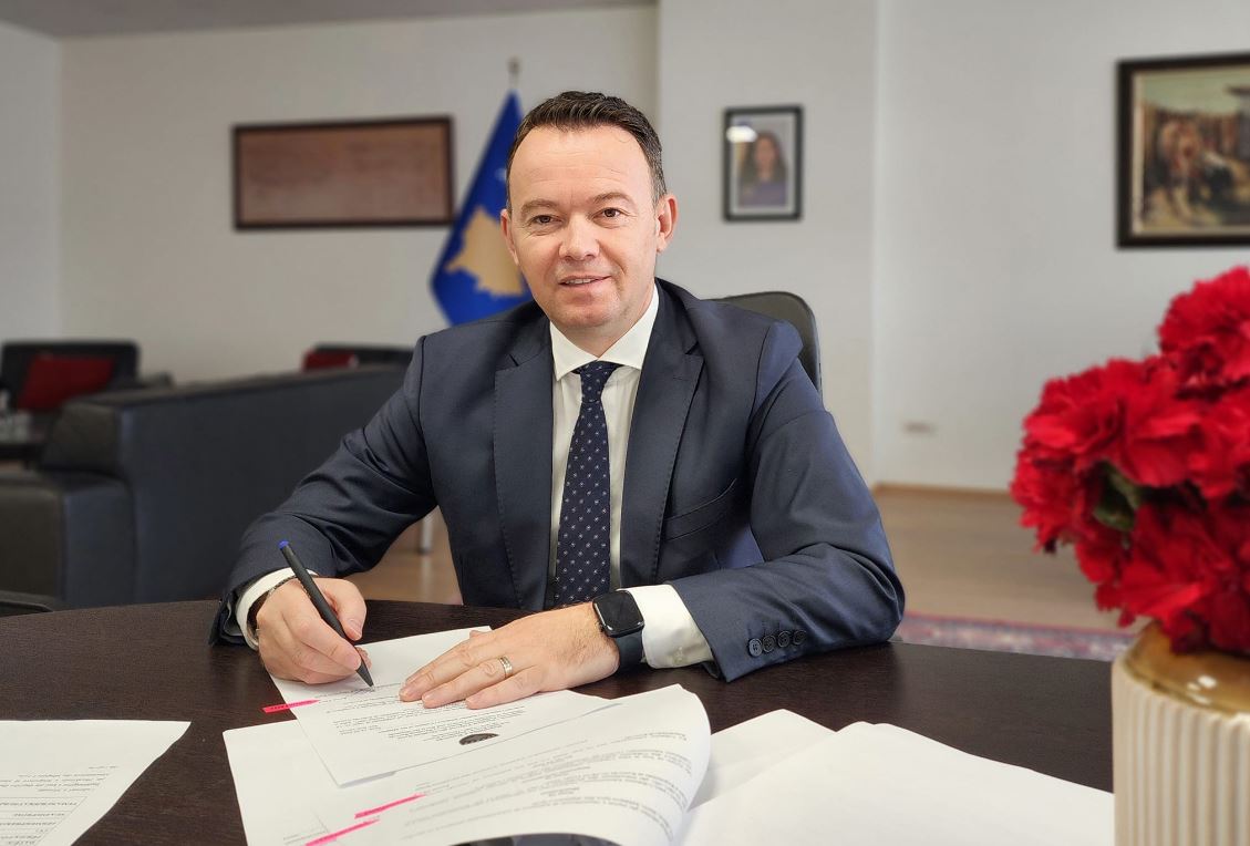 Ministri Peci nënshkruan Udhëzim Administrativ lidhur me kafshët ...