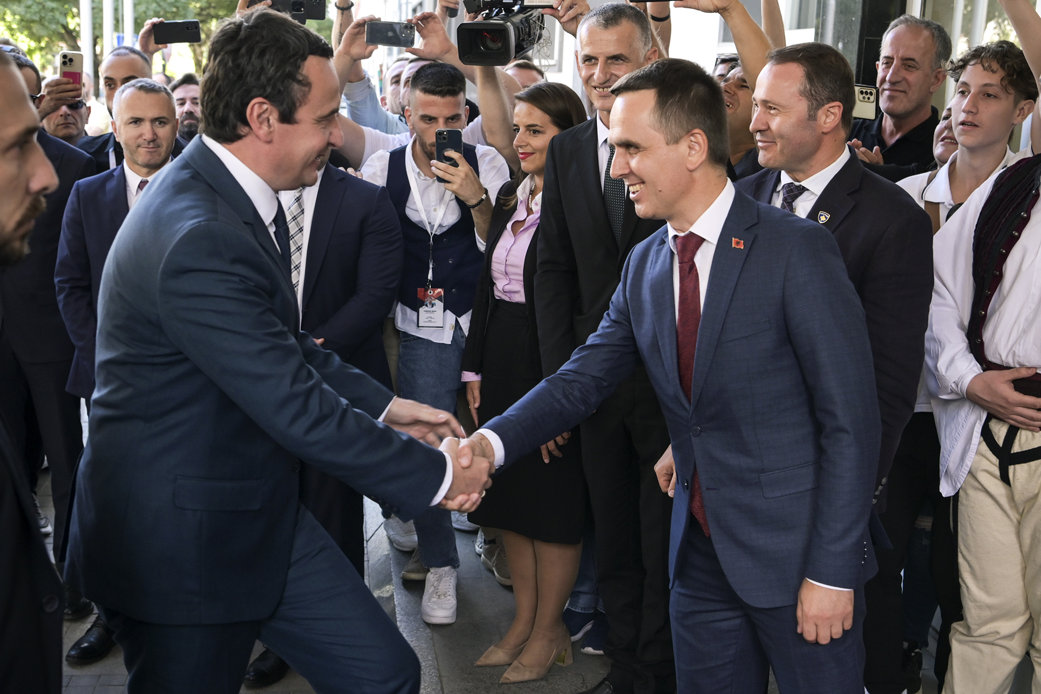 Bilall Kasami e “tradhton” Albin Kurtin, pyetet a jeni për martesa ...
