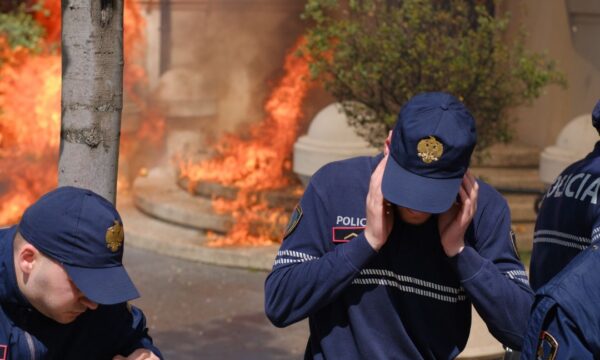 Protestë para Bashkisë së Tiranës, qytetarët hedhin mollë dhe tymuese ... Protestë para Bashkisë së Tiranës, qytetarët hedhin mollë dhe tymuese ...