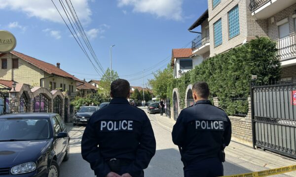 Pamje nga vendi ku ndodhi shpërthimi i cili dëmtoi gjashtë vetura - Gazeta Express