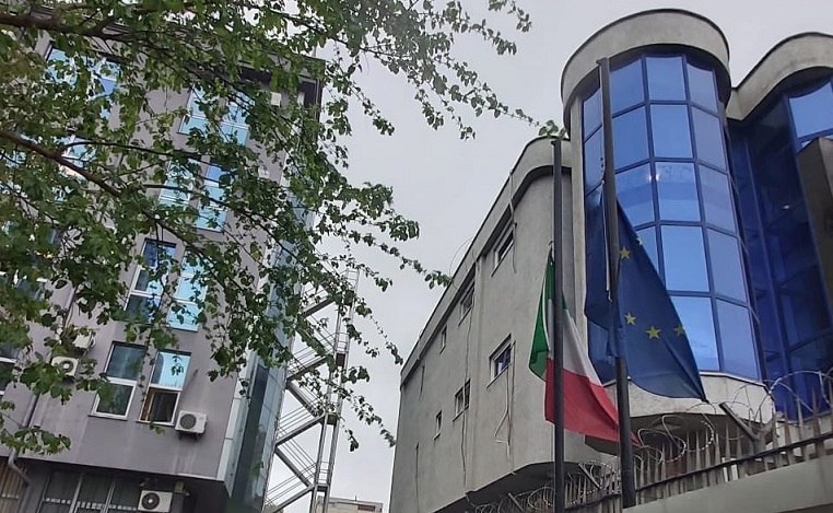 "Koha për të vepruar është tani", ambasada italiane ul flamujt në ...