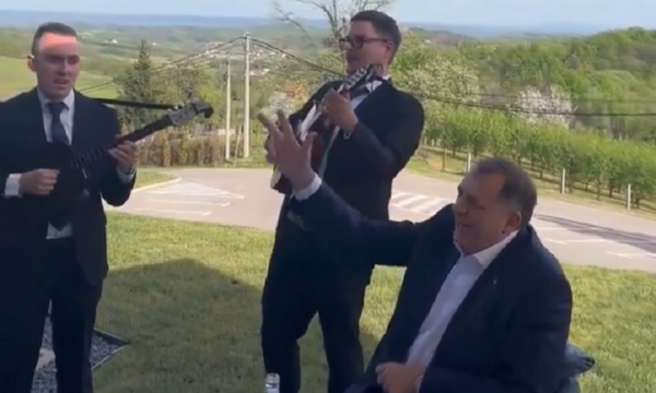 Milorad Dodik këndon me tre gishta përpjetë "Amerika e mallkuar ...