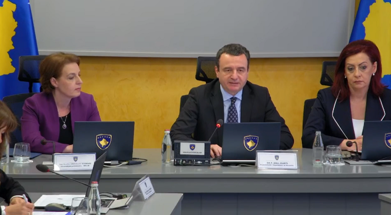 Kurti tregon emrat e zyrtarëve të policisë që janë arrestuar dje nga Serbia - pesë ende në ...