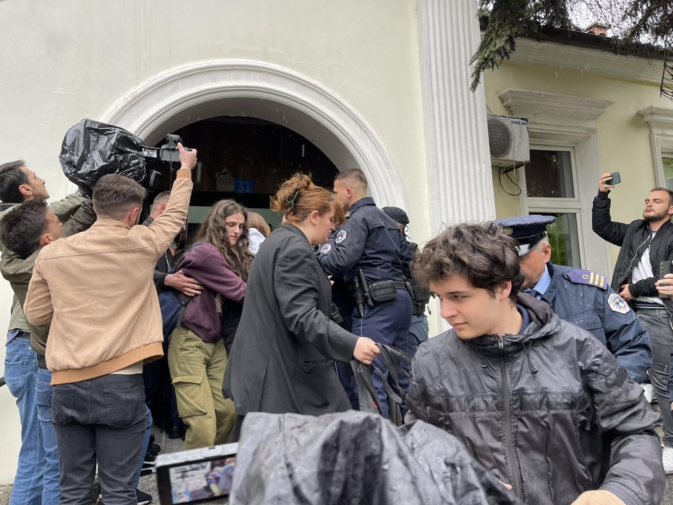 Studentët akuzojnë policinë për dhunë: Protesta ishte paqësore - Gazeta ... Studentët akuzojnë policinë për dhunë: Protesta ishte paqësore - Gazeta ...