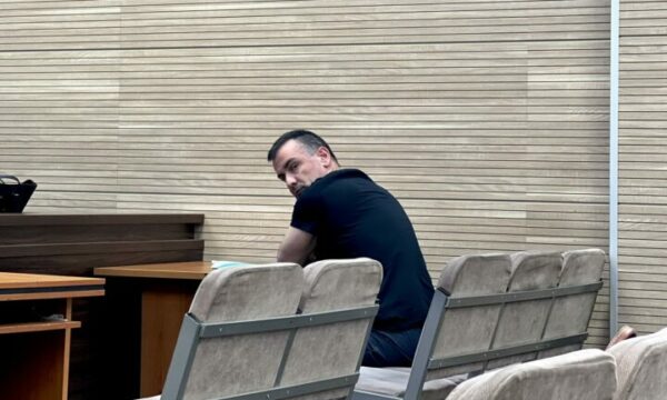 Në seancën përfundimtare, Enver Sekiraqa përsërit se Triumf Riza ia ...