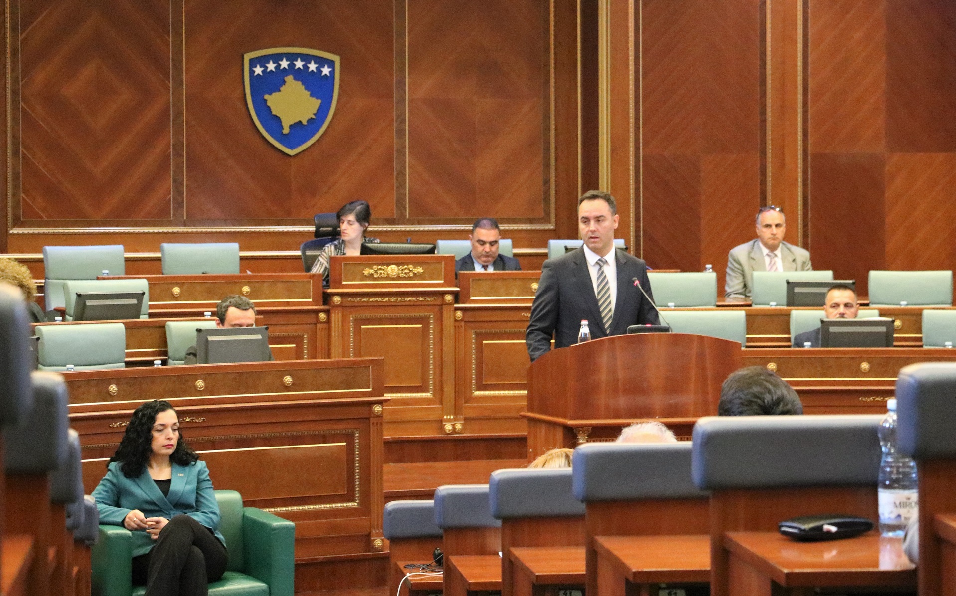 Pse u “zhduk” Glauk Konjufca në Kuvend? - Gazeta Express Pse u “zhduk” Glauk Konjufca në Kuvend? - Gazeta Express