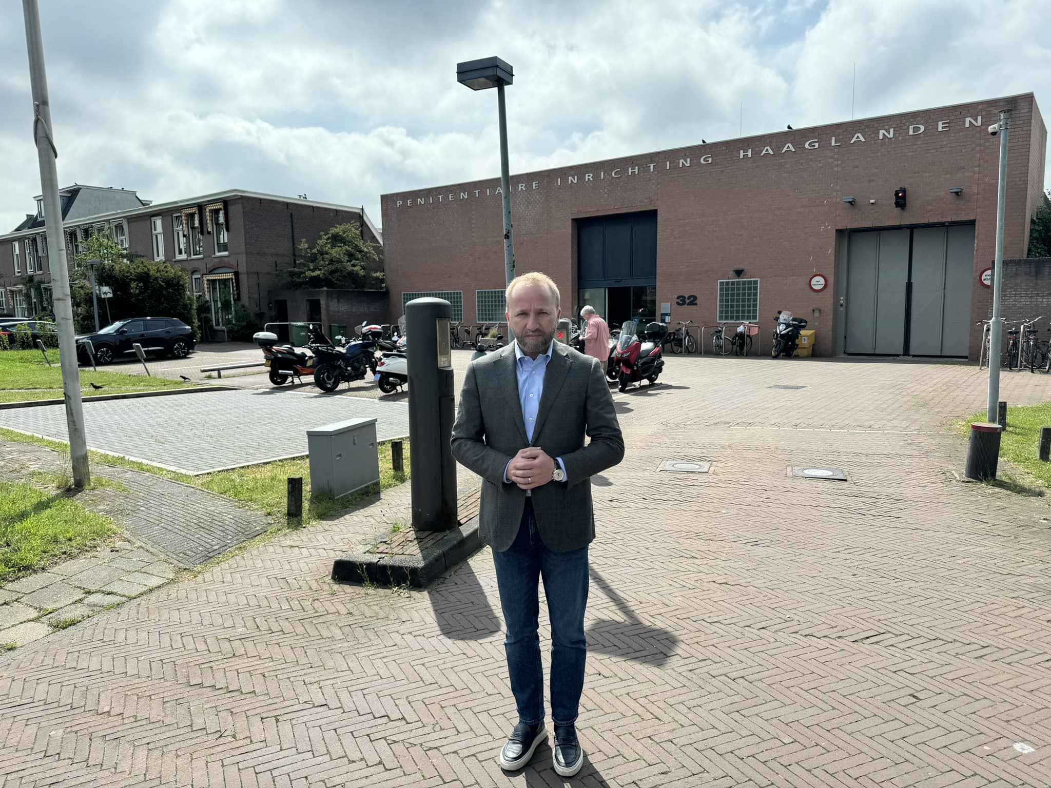 Abelard Tahiri viziton Hashim Thaçin në Hagë -jep detaje nga takimi me ...