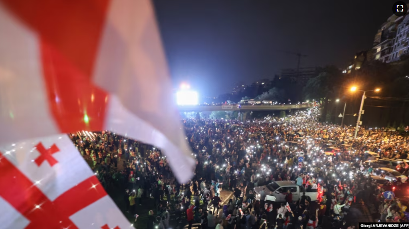 Dhunë në protestat kundër ligjit për “agjentët e huaj” në Gjeorgji ...