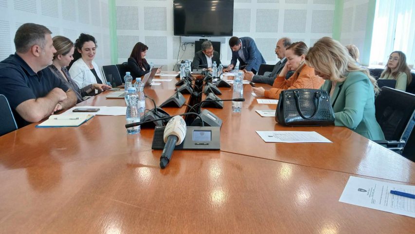 Largohet opozita nga Komisioni për Arsim, shkak vonesat e deputetëve të ... Largohet opozita nga Komisioni për Arsim, shkak vonesat e deputetëve të ...