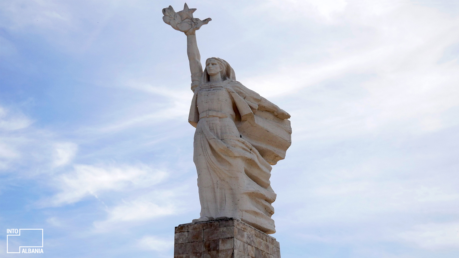 Kurti poston një foto të monumentit "Nëna Shqipëri": Vetëm dëshmorët e ...