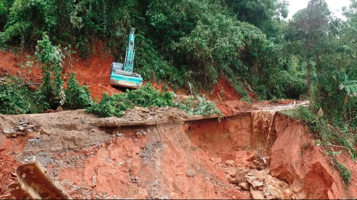 Masivi i dherave "përpin" ndërtesën e braktisur ku po luanin, humbin ...