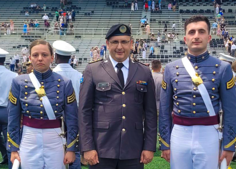 Dy kosovarë diplomojnë në akademinë ushtarake amerikane, Osmani: Do të ... Dy kosovarë diplomojnë në akademinë ushtarake amerikane, Osmani: Do të ...