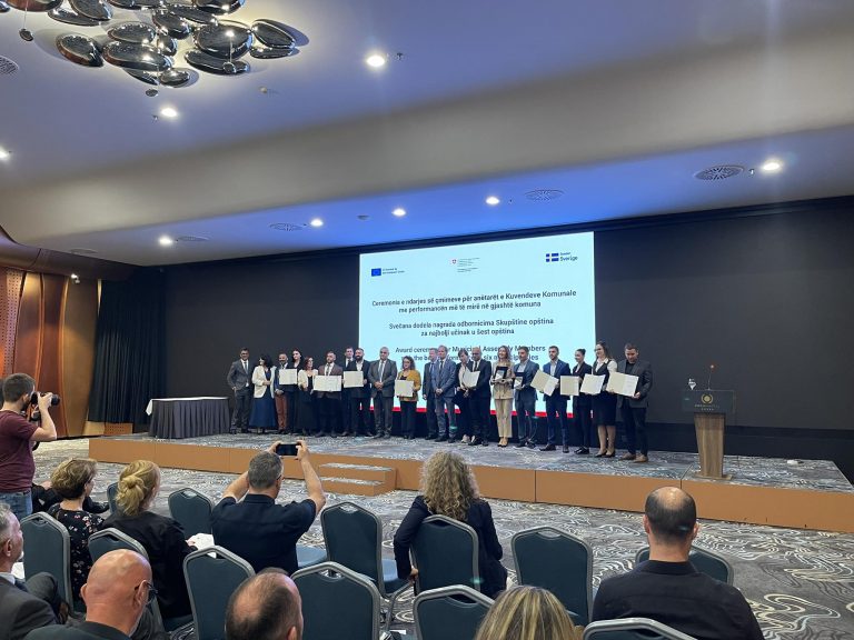Ndahen çmimet për anëtarët e kuvendit komunal me performancën më të ...