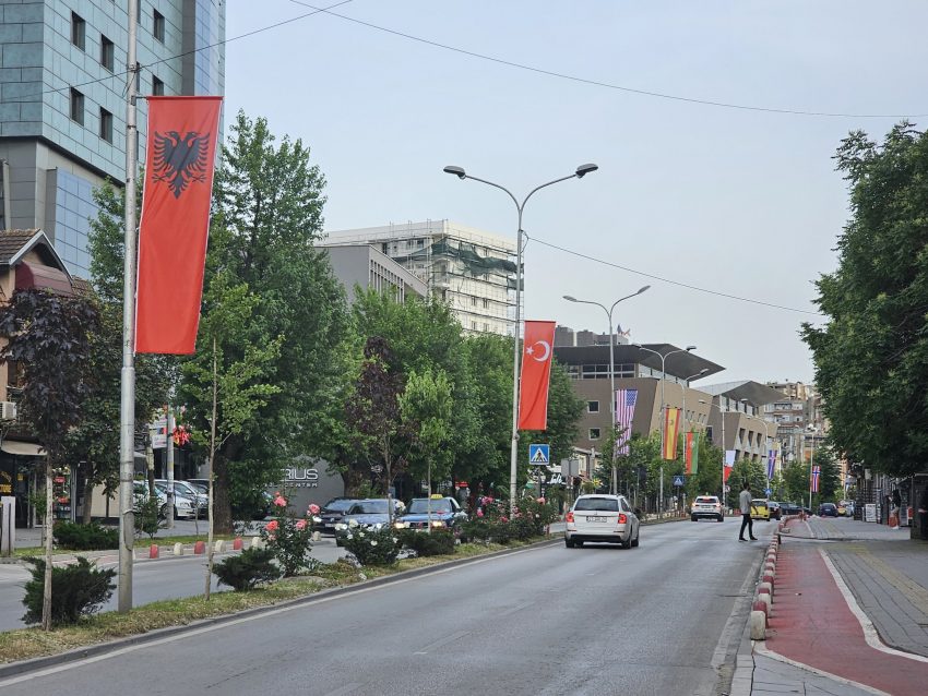 Prishtina dekorohet me flamuj të aleatëve për Ditën e Çlirimit - Gazeta ...