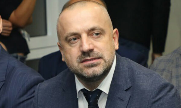 Përfundon intervistimi i gruas së Milan Radojiçiqit, policia e lë të ... Përfundon intervistimi i gruas së Milan Radojiçiqit, policia e lë të ...