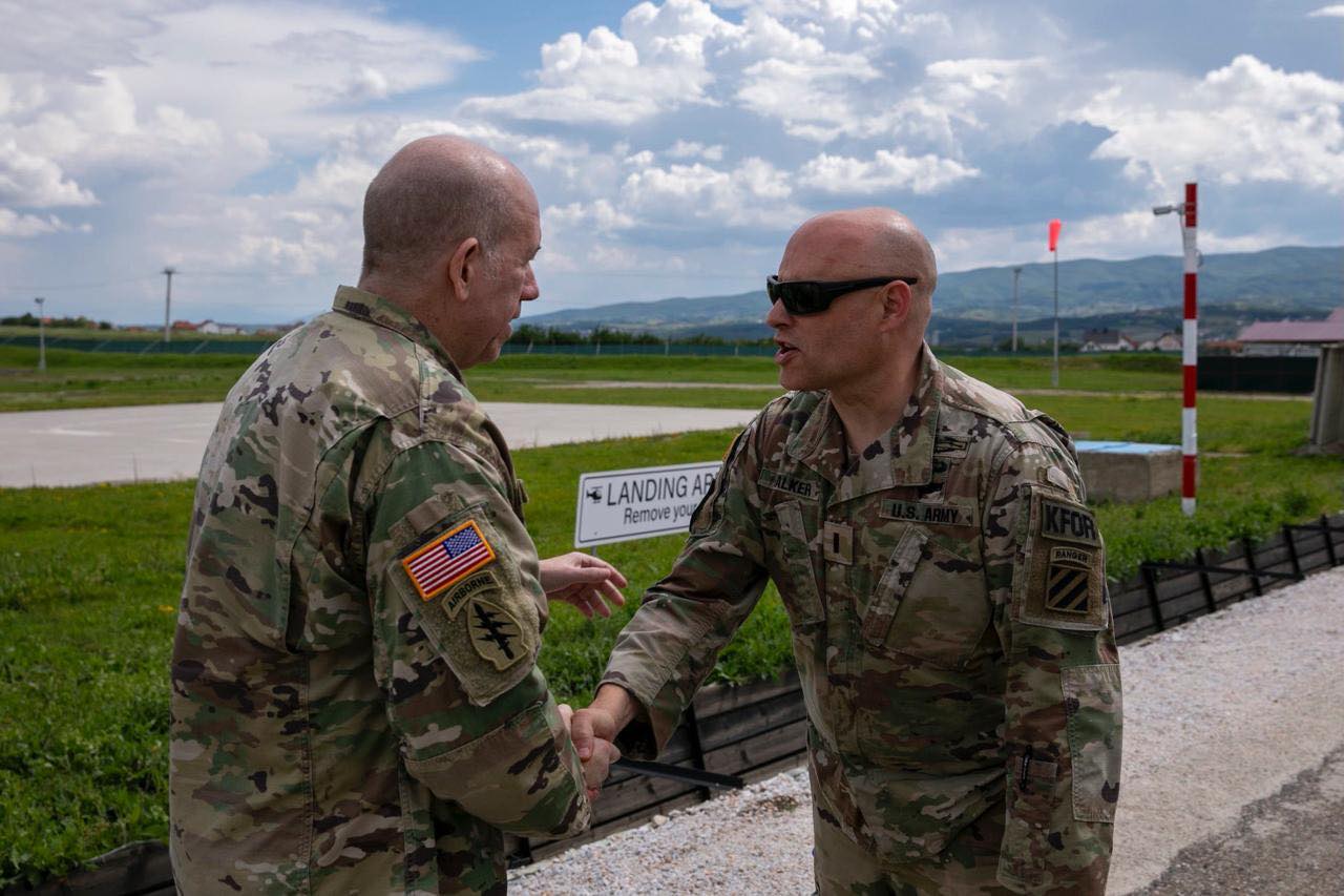 Gjenerali amerikan viziton Batalionin e Manovrimit në kampin e KFOR-it ...