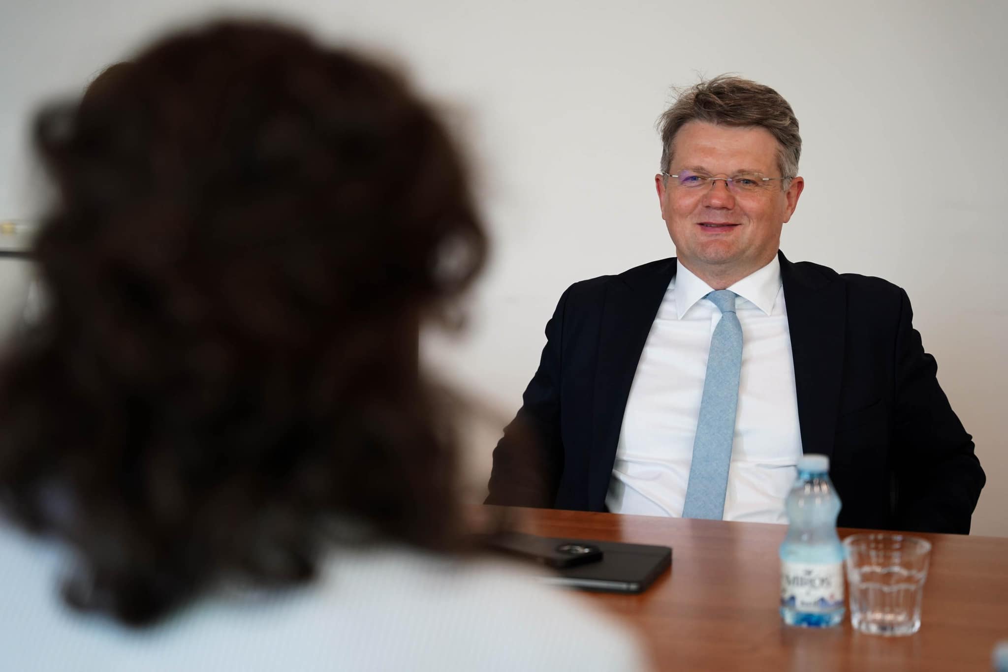 Rizvanolli takohet me Drejtorin e Sekretariatit të Komunitetit të ...