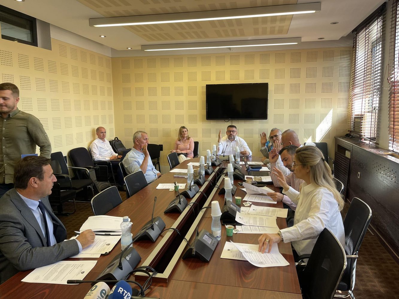 Procedohet për seancë projekt-rezoluta e Raportit të Punës së AIP-së ...