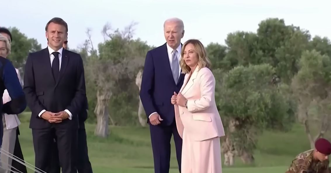 Video e çuditshme nga samiti i G7: Bidenit i humb orientimi, Meloni e ...